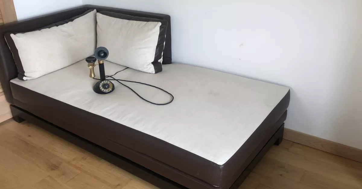 Un divan sur le fil - Collection Assignés à résidence | FranceTvPro.fr